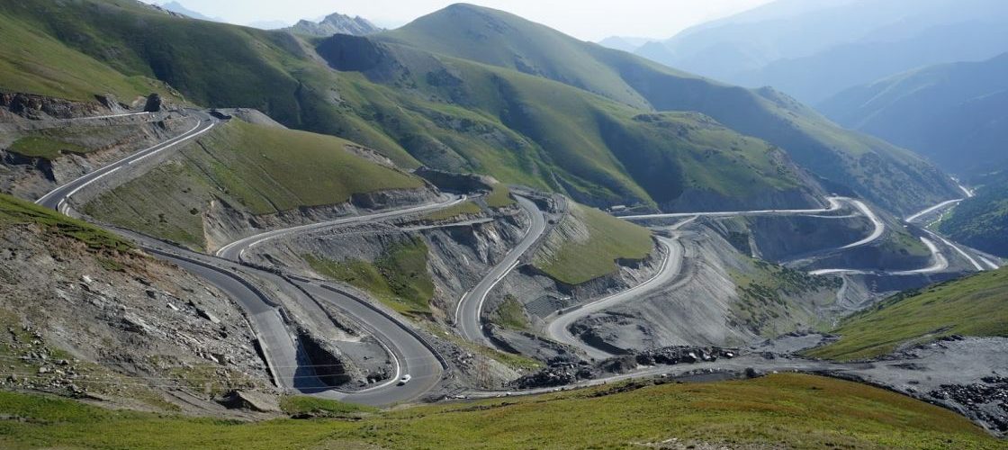 Travel in kyrgyzstan Too Ashu Pass by jeep